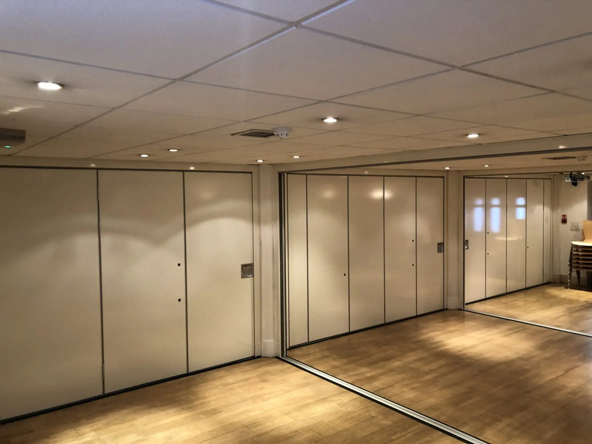 MG200 - SLIDING FOLDING PARTITIONS - Movable Acoustic Walls