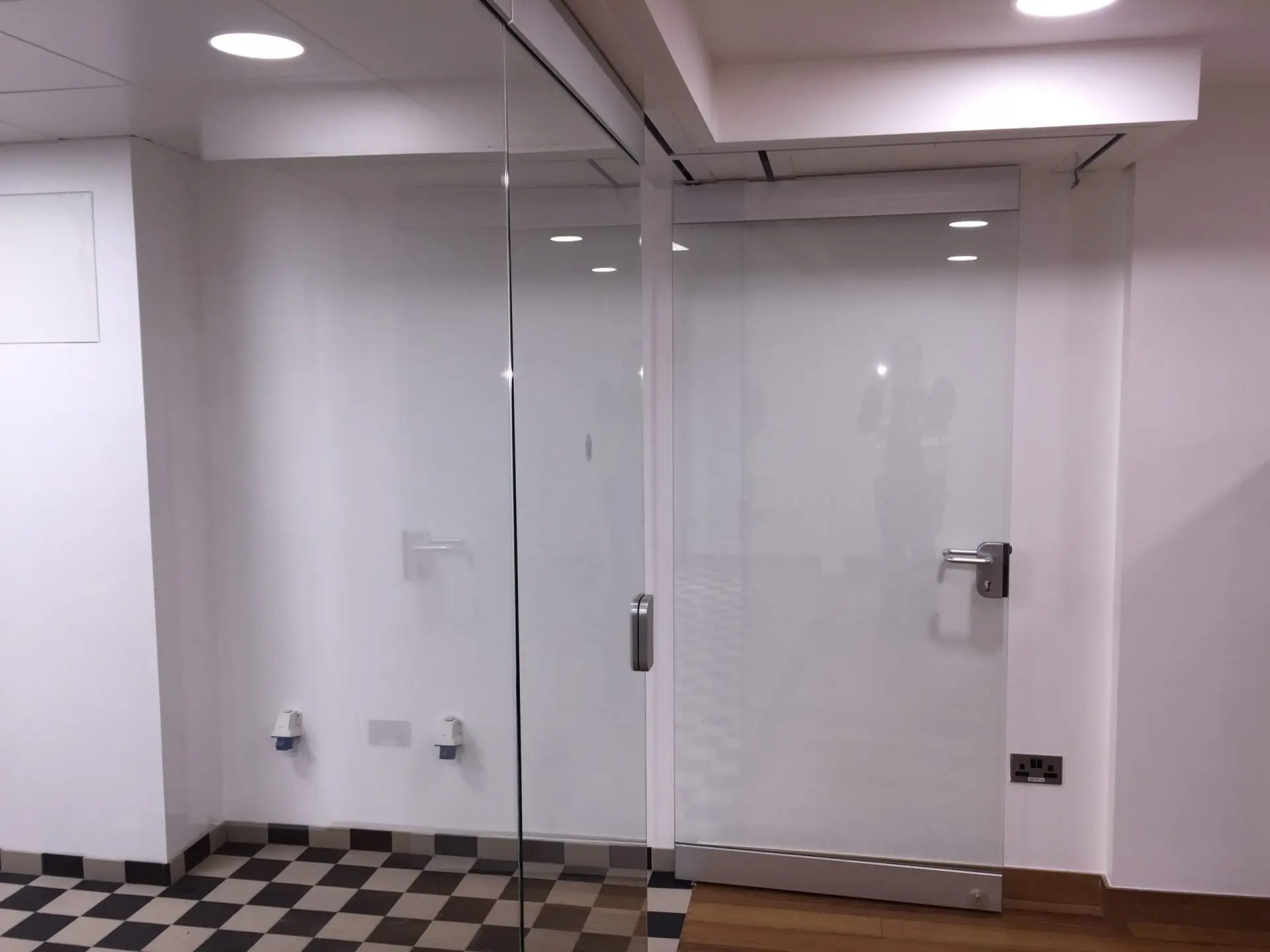 MG700 – GLASS SLIDING PANELS – Movable Acoustic Walls
