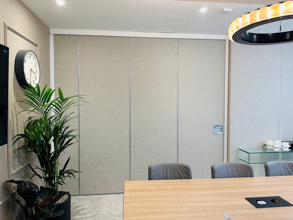 MG100E – FULLY ELECTRIC MOVABLE WALLS – Movable Acoustic Walls